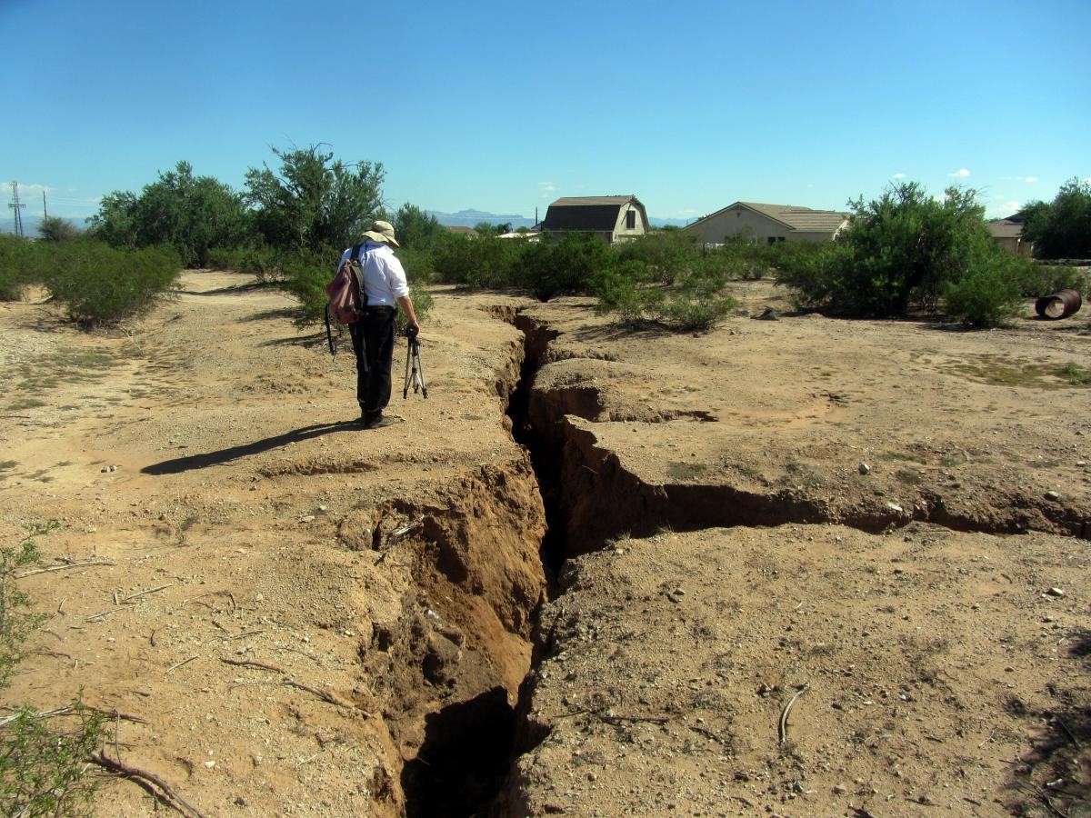Earth fissure in residential area of Chandler Heights, Arizona ...
